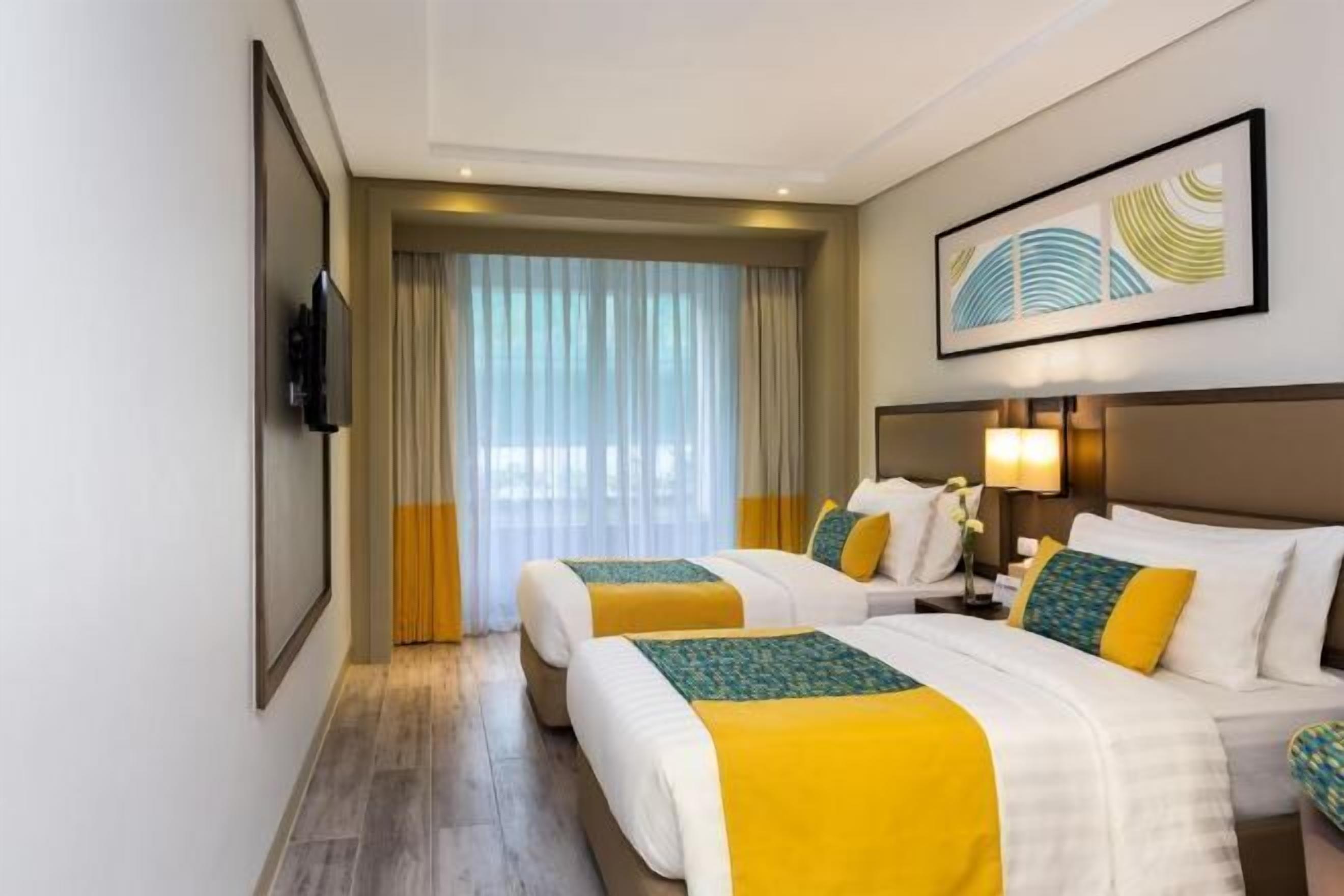 Frigobar, cofres nos quartos, escrivaninha