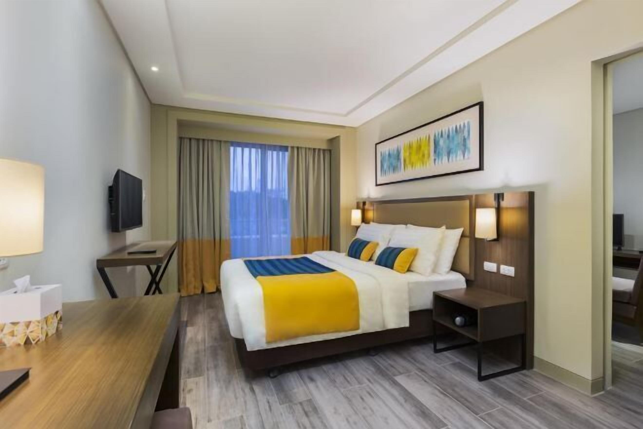 Frigobar, cofres nos quartos, escrivaninha