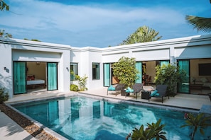 Grand Deluxe 3 Bedroom Pool Villa | 3 quartos, minibar, cofre no quarto, com decoração personalizada