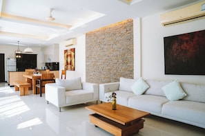 Grand Deluxe 3 Bedroom Pool Villa | Cozinha privada | Um frigorífico/congelador grande, uma placa de cozinha