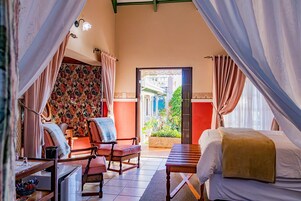 Suite Deluxe, 1 cama queen-size (Fleur de Lis - West) | Roupa de alta qualidade, camas de colchão viscoelástico 