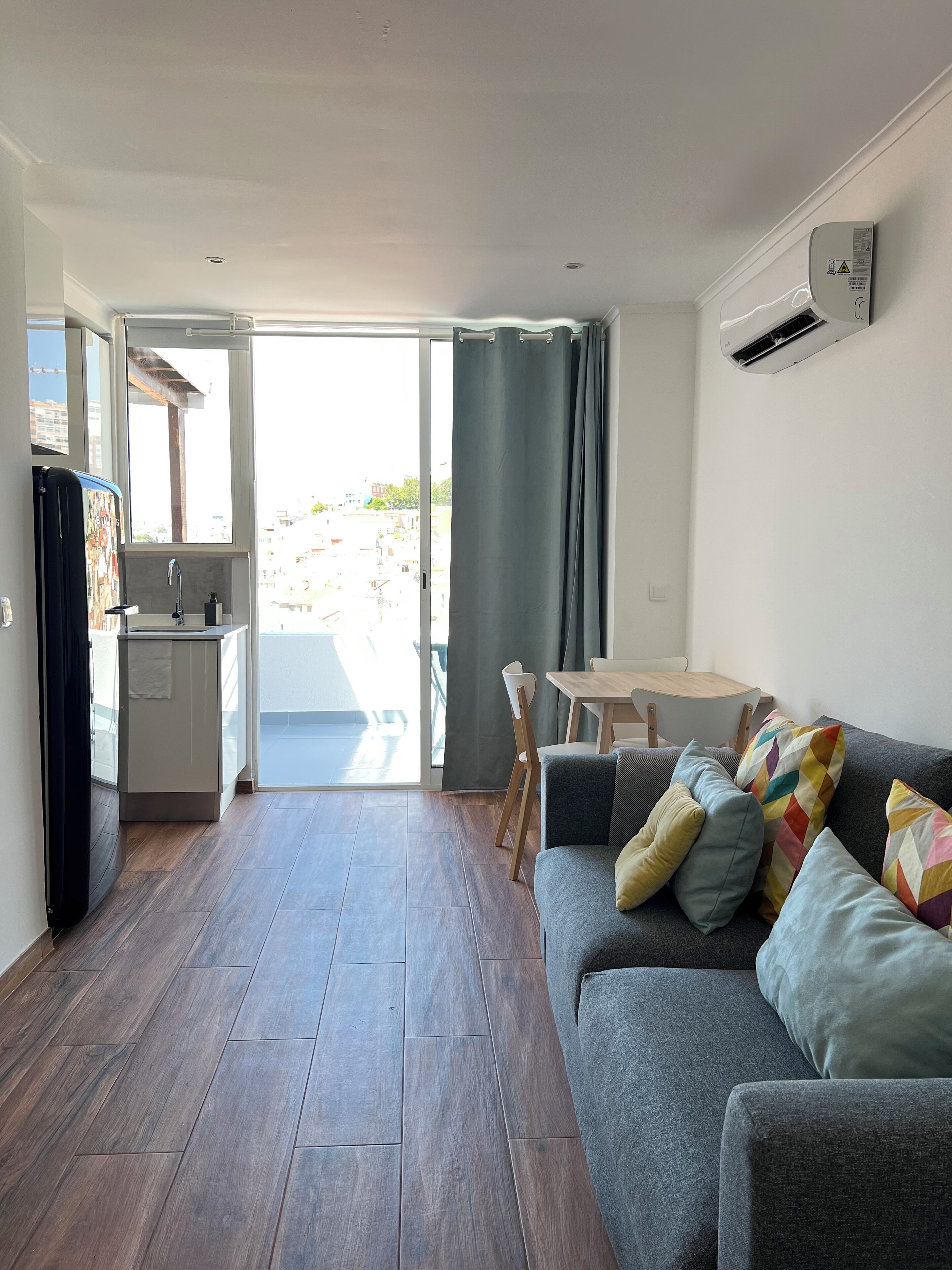 Apartamento panorâmico, 1 cama Queen e sofá-cama, acesso à piscina | Camas com colchões de espuma com sistema de memória, frigobar