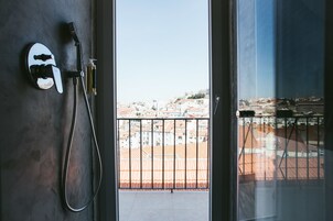 Apartamento Deluxe, 1 quarto, acesso à piscina | Casa de banho | Um polibã, um chuveiro fixo, um secador de cabelo, toalhas fornecidas 