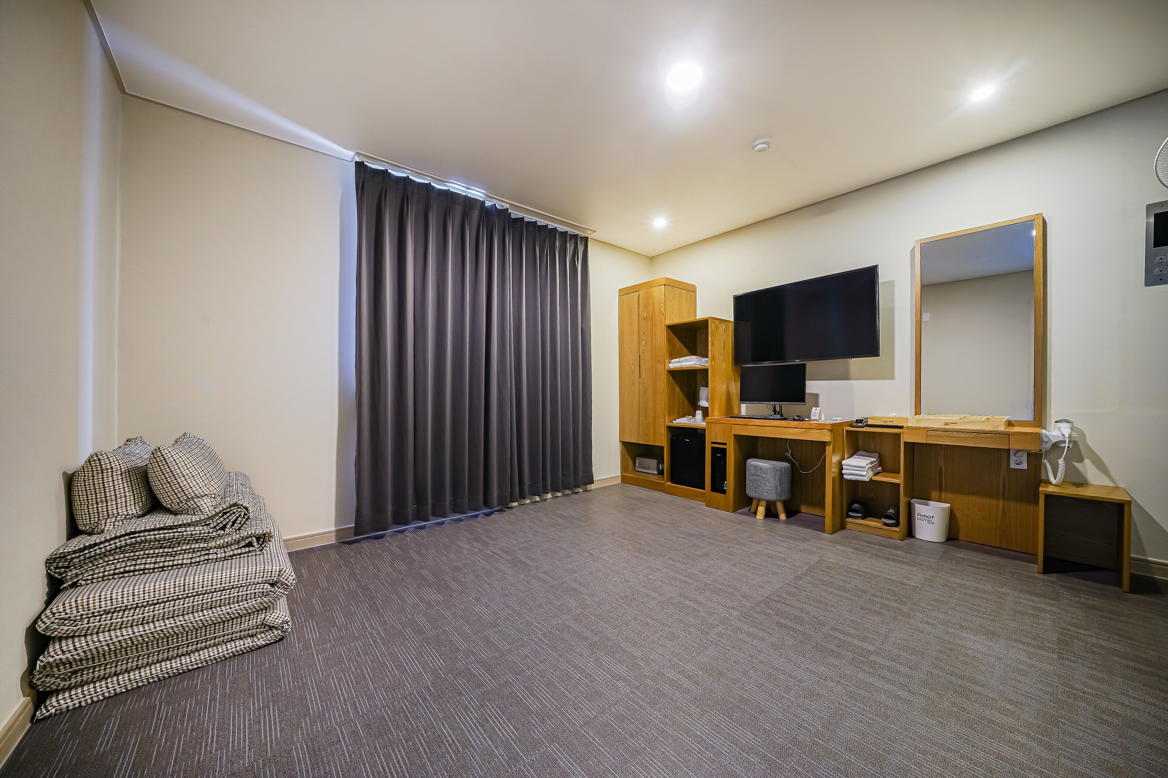 Quarto | Roupa de alta qualidade, edredões de penas, secretária 