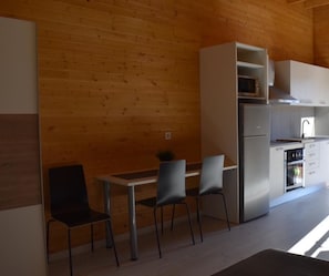 Casa de Campo Familiar | Sala de estar | Televisor de ecrã plano de 32 polegadas com canais digitais, televisor 