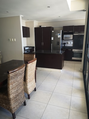 Geladeira, micro-ondas, cooktop, lava-louças