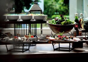 Café da manhã com buffet todos os dias mediante uma taxa