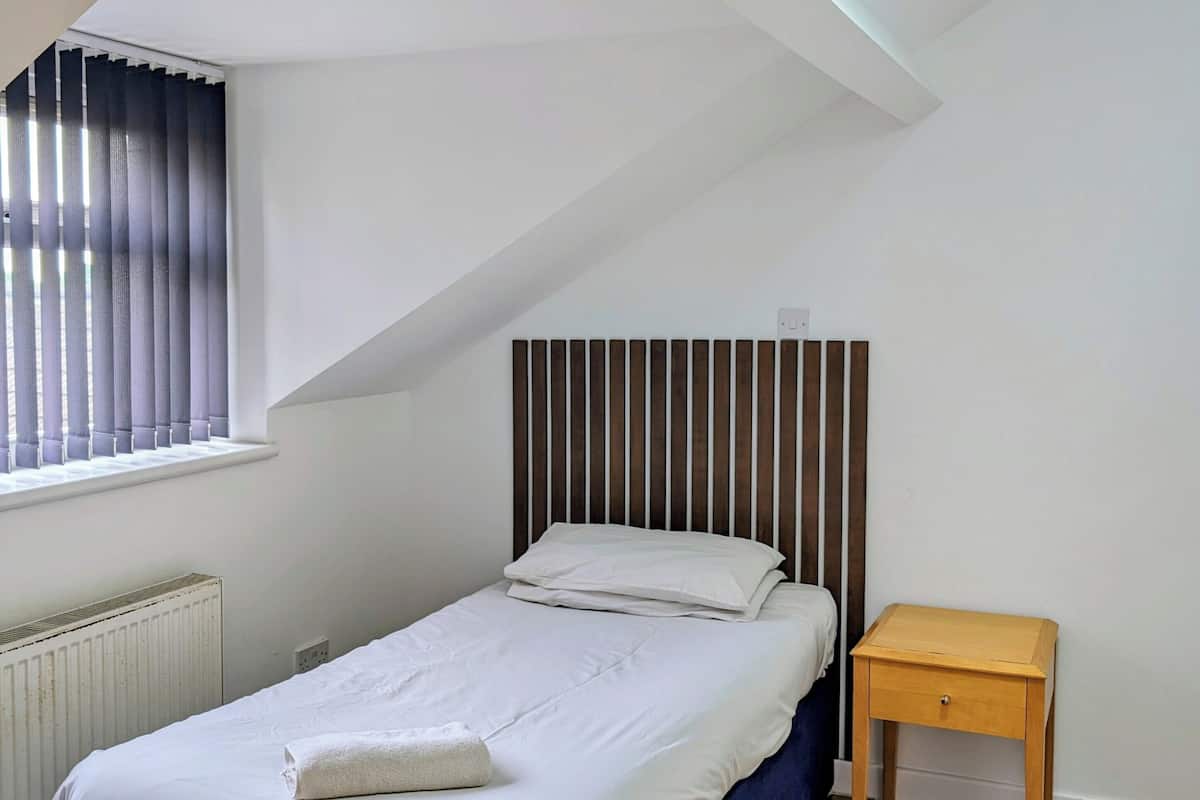 Quarto Individual | Com decoração personalizada, com mobília individualizada