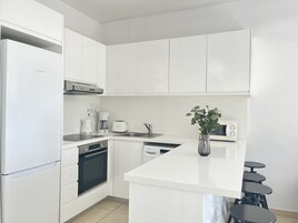 Apartamento, vista para o mar | Cozinha privada | Geladeira grande, micro-ondas, fogão, cooktop