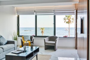 Apartamento de Luxo, vista para o mar | Sala de estar | Televisor de ecrã plano de 43 polegadas com canais por cabo, televisor 