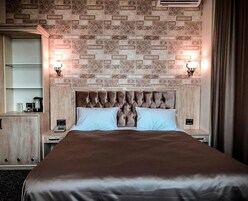 Frigobar, cofres nos quartos, quartos à prova de som