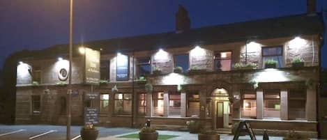 Fachada da propriedade à noite