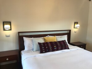 Quarto Deluxe, 1 cama king-size | Roupa de alta qualidade, edredões de penas, Wi-fi grátis 