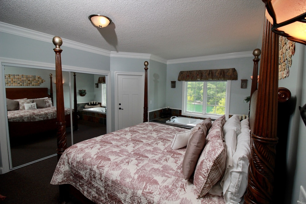 Huge Lakeside Lodge Has Stunning Views And An Easy Walk To Its Big Dock! - Norris Lake, TN