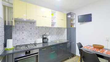 Apartamento básico | Cozinha privada | Geladeira, fogão, cooktop, cafeteira/chaleira