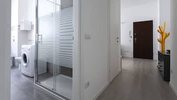 Apartamento (1 Bedroom) | Casa de banho | Um polibã, artigos de higiene pessoal grátis, um secador de cabelo