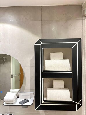 Chuveiro, ducha de hidromassagem, produtos de toalete grátis 