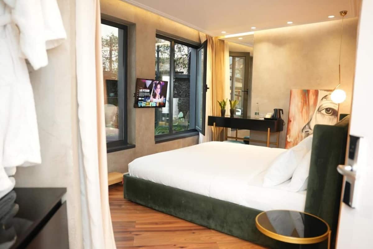 Quarto Duplo Comfort, 1 cama king-size | Minibar, cofre no quarto, secretária