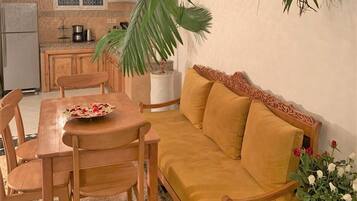 Casa Familiar, 3 quartos, acesso à piscina, Vista para a cidade | Refeições no quarto