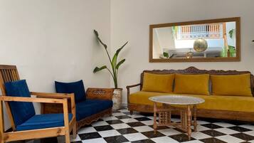 Casa Familiar, 3 quartos, acesso à piscina, Vista para a cidade | Sala de estar | Televisor de ecrã plano de 50 polegadas com canais digitais, televisor