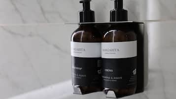 Dois frascos de sabonete e creme de Margarita em um banheiro.