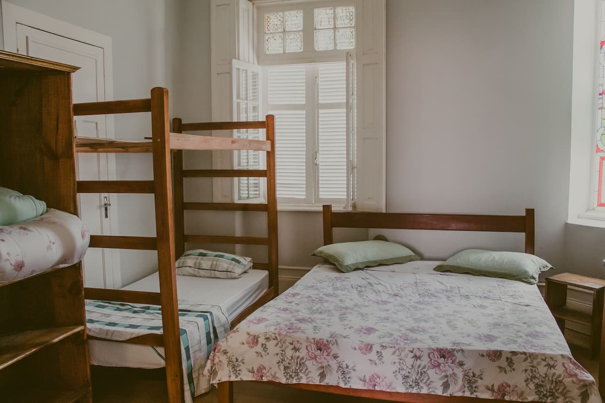 Quarto Familiar (para 6) | Camas desdobráveis, Wi-fi grátis, roupa de cama fornecida