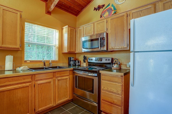 Pet-friendly Waveseeker Home With Private Yard By Redawning - 懷特薩蒙