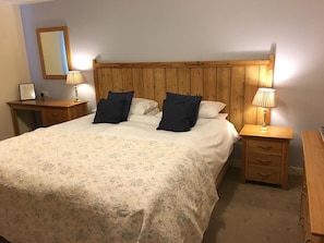 Quarto Duplo ou Twin | Ferro/tábua de engomar, Wi-fi grátis, roupa de cama fornecida