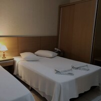 Quarto standard | Frigobar, escrivaninha, camas extras/dobráveis (sobretaxa)