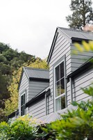 Uma casa moderna com telhado inclinado e janelas amplas.