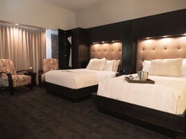 2 Doubles (21 & over only) | Roupa de alta qualidade, edredões de penas, camas de colchão pillowtop 