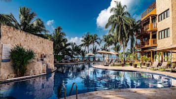 2 piscinas externas, espreguiçadeiras