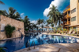 2 piscinas externas, espreguiçadeiras