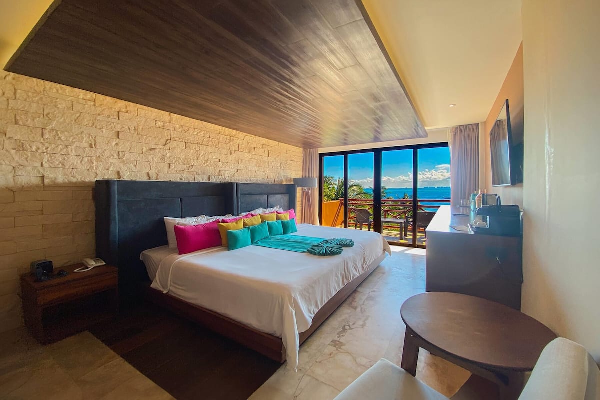 Suite, 1 cama king-size, terraço, vista para o oceano | Lençóis de algodão egípcio, roupa de alta qualidade, minibar