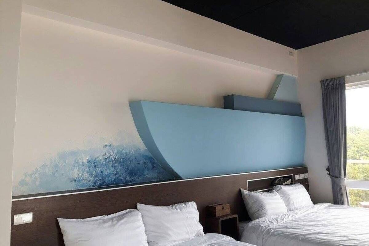 Quarto quádruplo, 2 camas Queen | Escrivaninha, cortinas blackout, Wi-Fi de cortesia