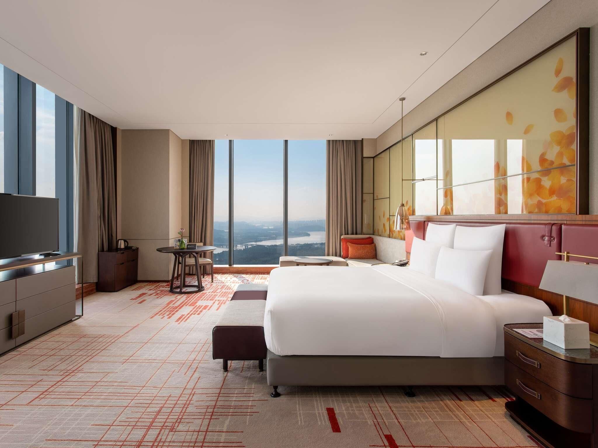 Quarto luxo, 1 cama King, acesso ao Club Lounge, vista para o rio (Executive) | Roupas de cama premium, edredons de pluma, frigobar, cofres nos quartos