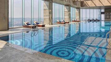 Piscina interna, funciona das 6h30 às 23h, espreguiçadeiras