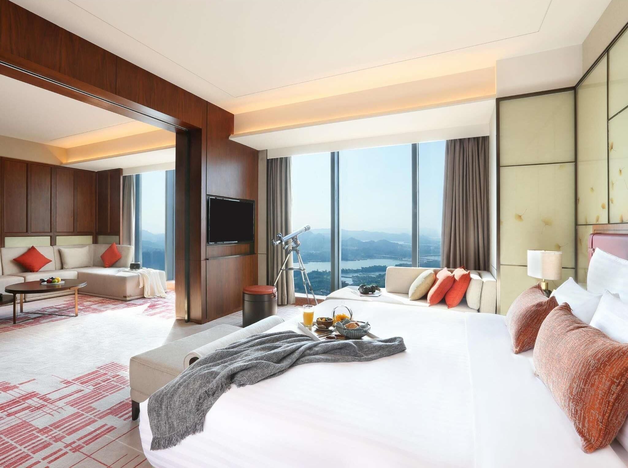 Suíte luxo, 1 cama King, acesso ao Club Lounge, vista para o rio (High Floor) | Roupas de cama premium, edredons de pluma, frigobar, cofres nos quartos