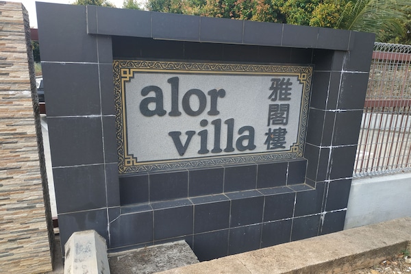 Fachada do alojamento (tarde/noite)