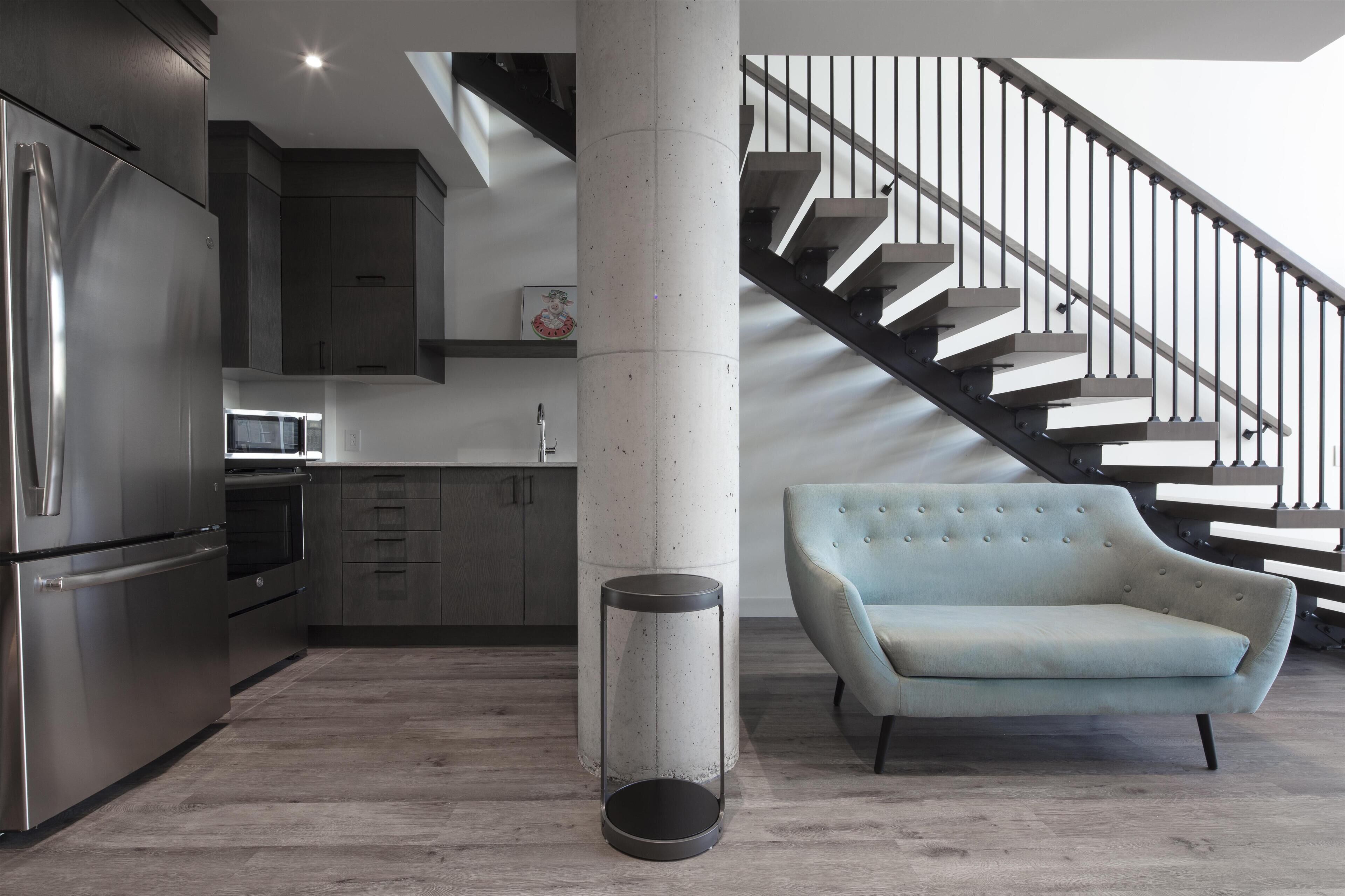 Suite, 1 cama king-size, varanda | Sala de estar | Televisor de ecrã plano de 55 polegadas com canais por cabo, televisor 