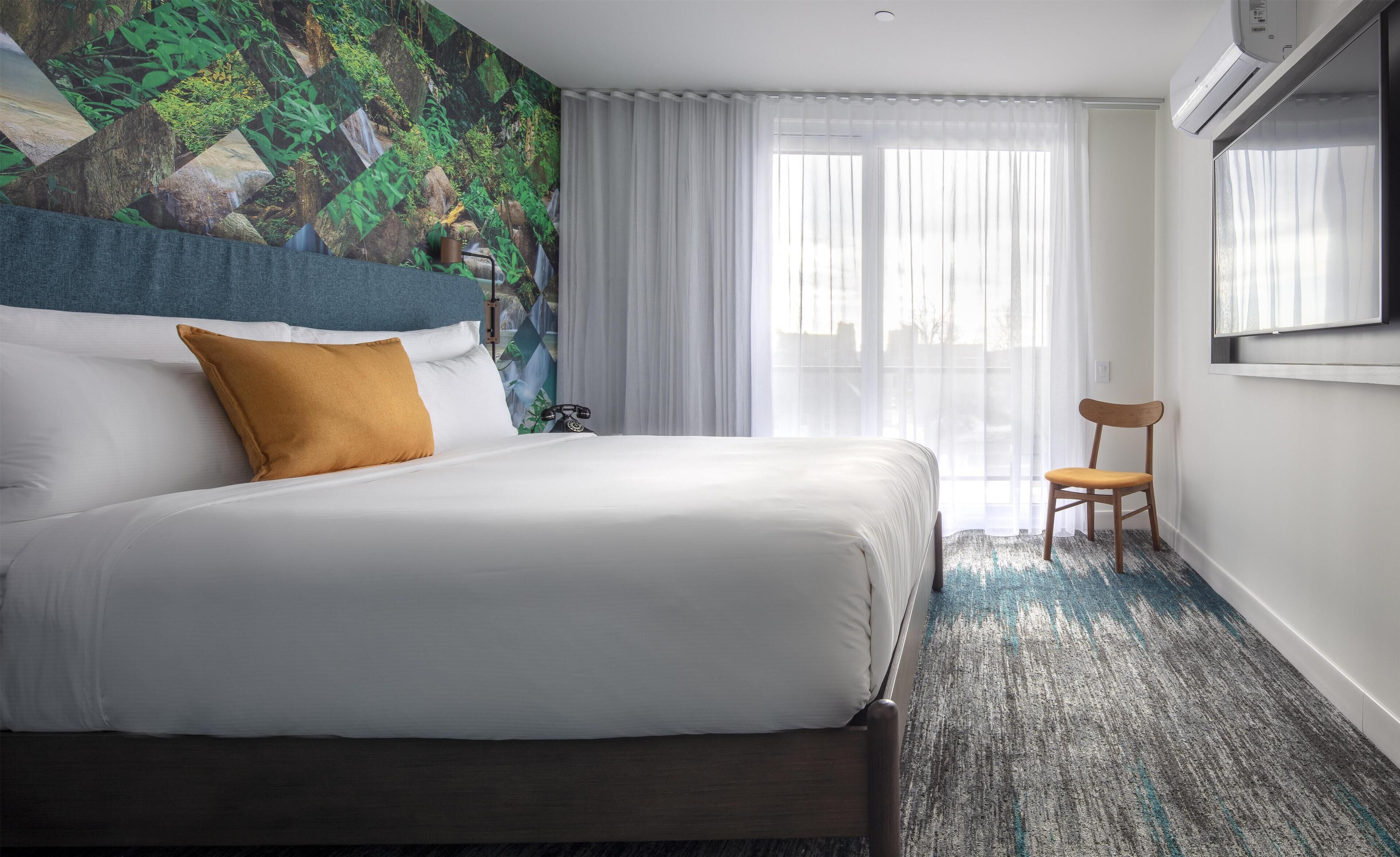 Suite, 1 cama king-size, varanda | Cofre no quarto, secretária, Wi-fi grátis, roupa de cama fornecida 