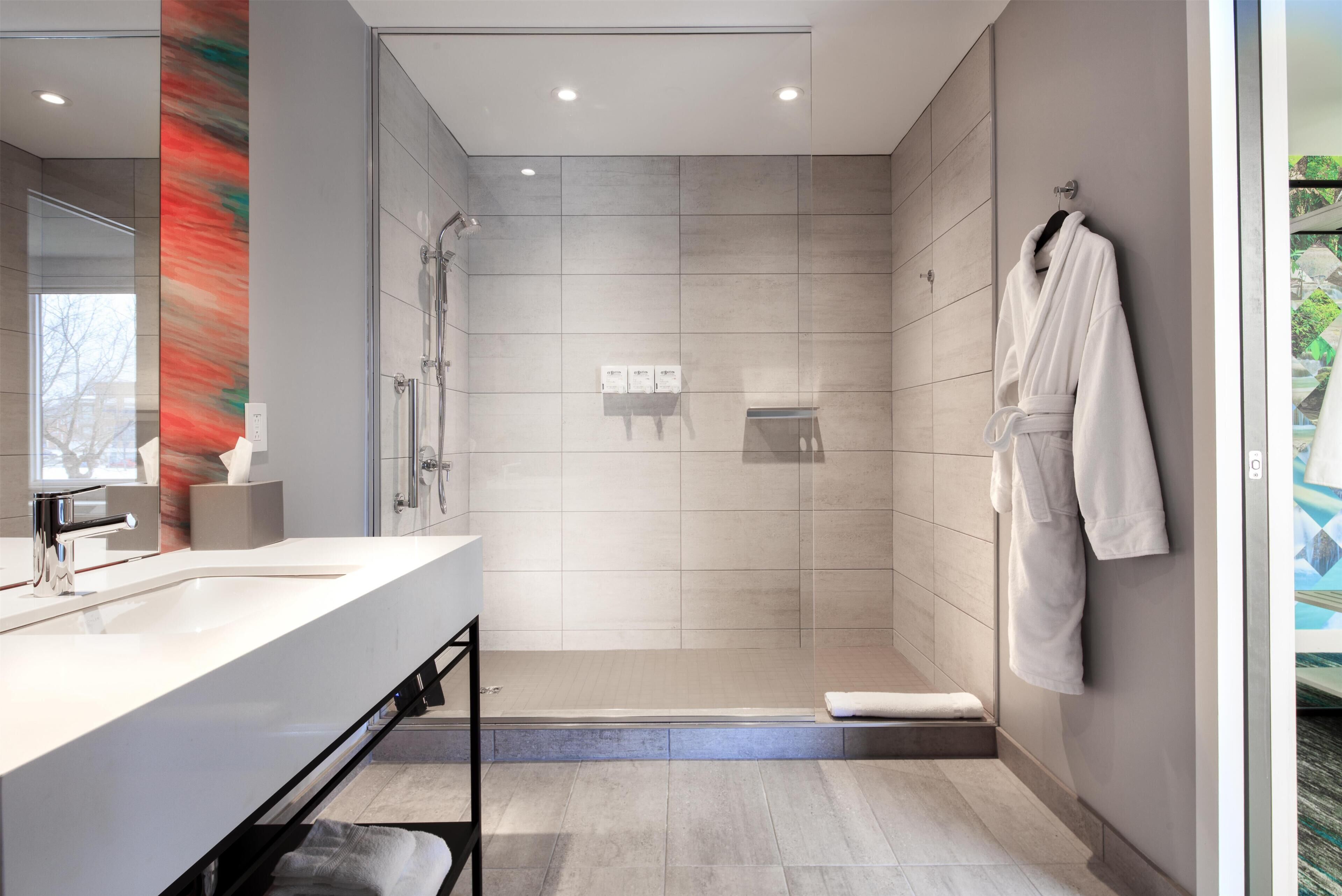 Chuveiro, produtos de toalete grátis, secador de cabelo 