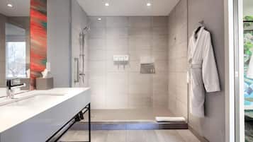 Chuveiro, produtos de toalete grátis, secador de cabelo