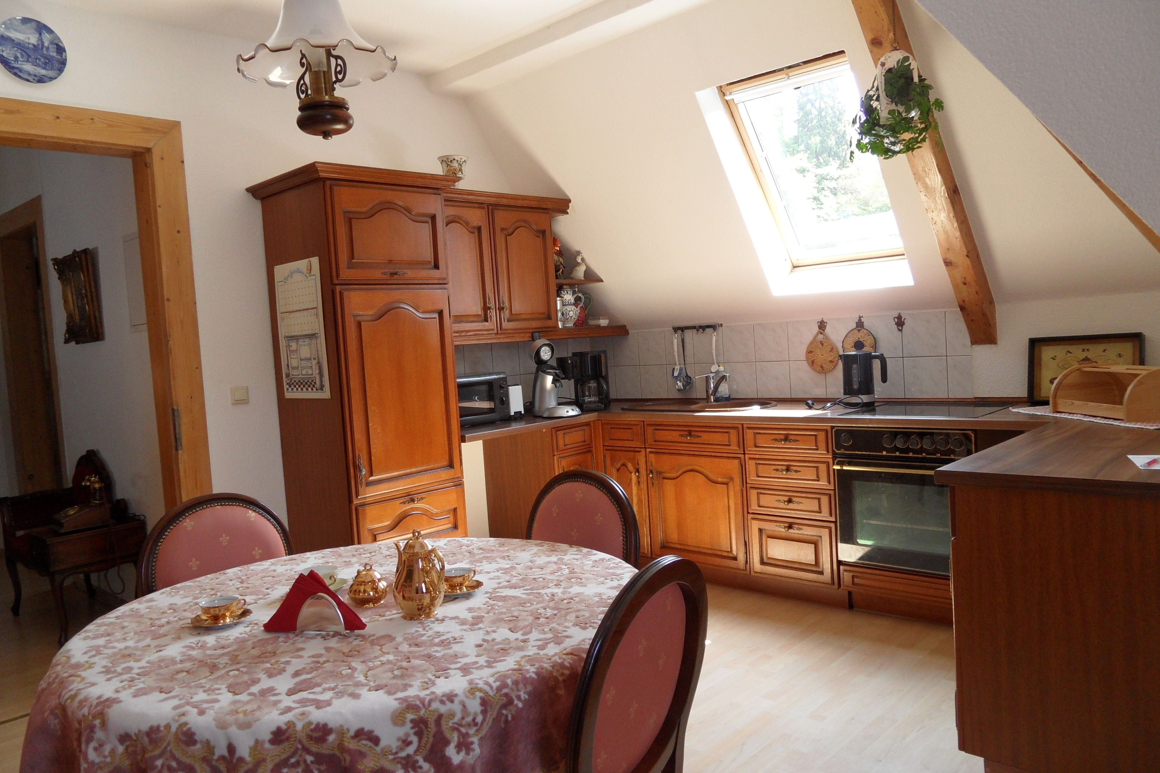 Apartamento (Graf von Berg) | Cozinha privada | Um frigorífico, um micro-ondas, um forno, uma placa de cozinha 