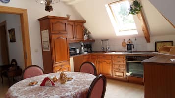 Apartamento (Graf von Berg) | Cozinha privada | Um frigorífico, um micro-ondas, um forno, uma placa de cozinha