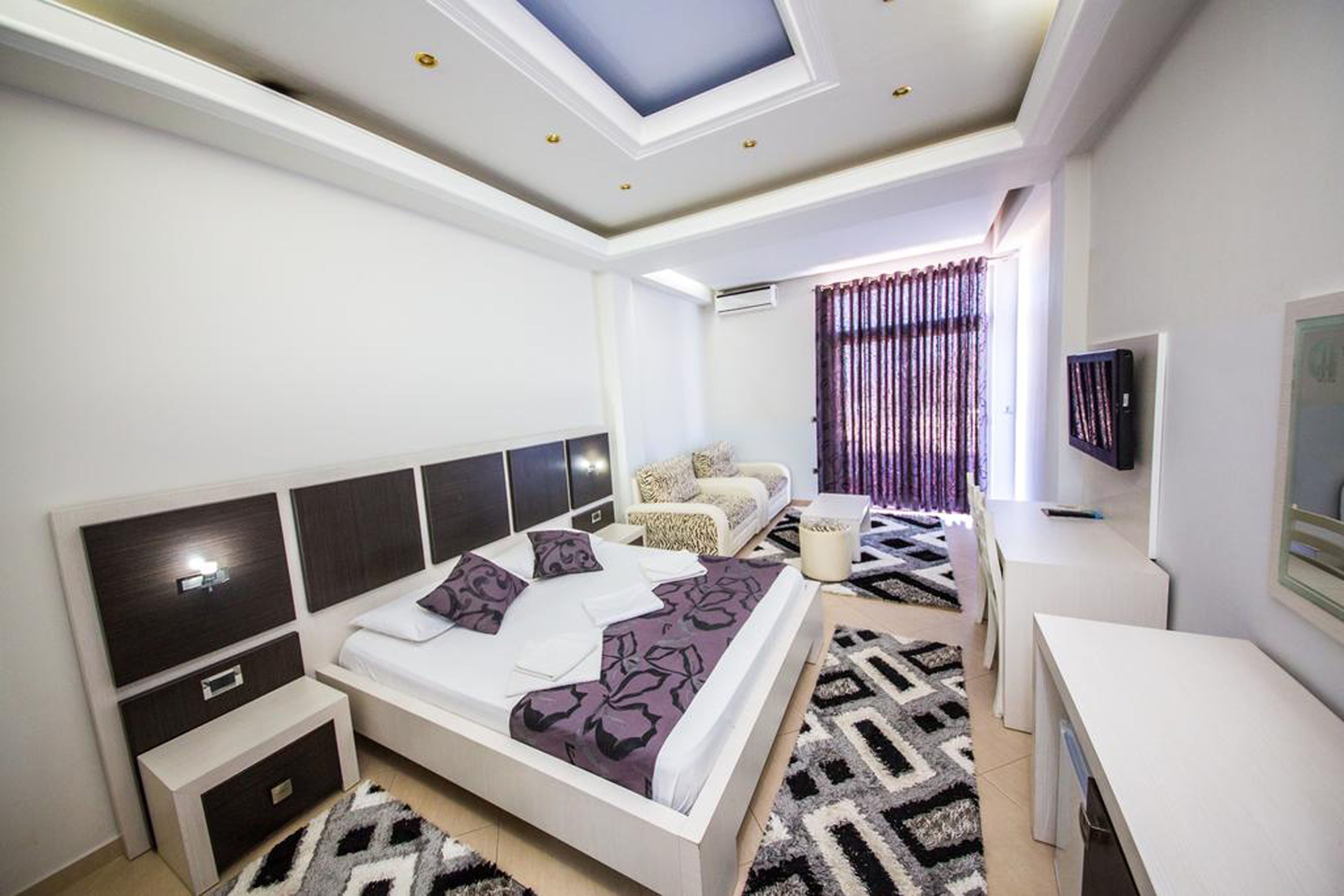 Minibar, cofre no quarto, secretária, Wi-fi grátis 