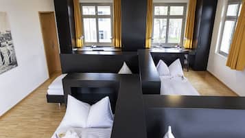 Quarto Quádruplo, várias camas, casa de banho partilhada | Roupa hipoalergénica, secretária, cortinas/cortinados opacos