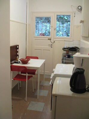 Apartamento | Cozinha privada | Uma cadeira de bebé