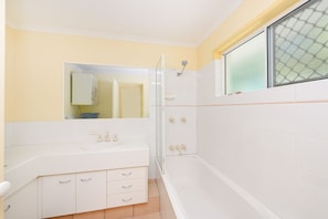 Villa (2 Bedrooms) | Casa de banho | Um polibã, toalhas fornecidas 