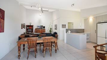 Apartamento (2 Bedrooms) | Opções para refeição no quarto